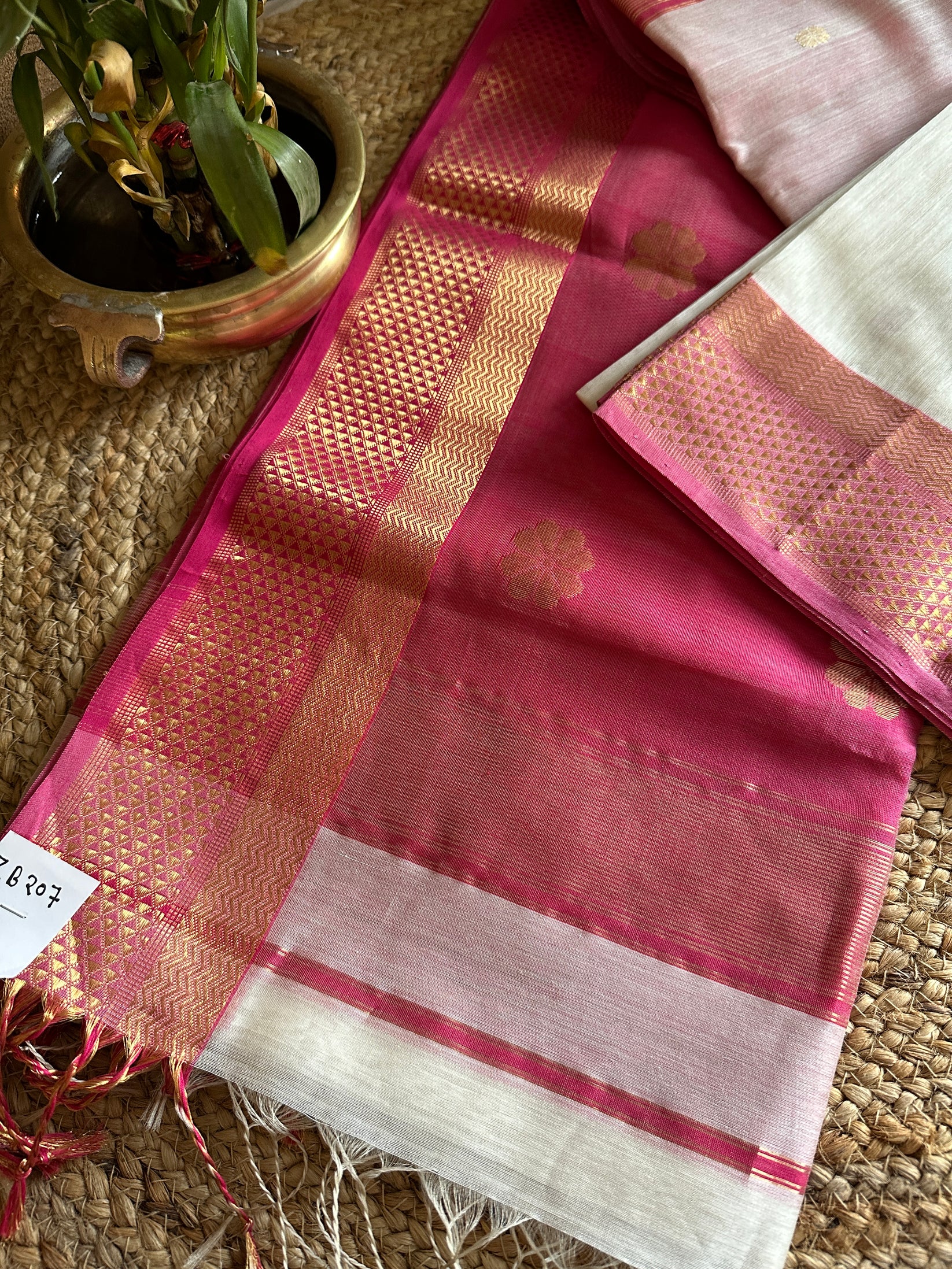 White Pink Flower Motifs ~ Maheshwari Saree – Rewa Handloom