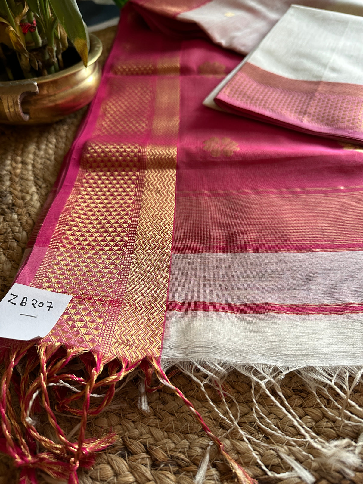 White Pink Flower Motifs ~ Maheshwari Saree – Rewa Handloom